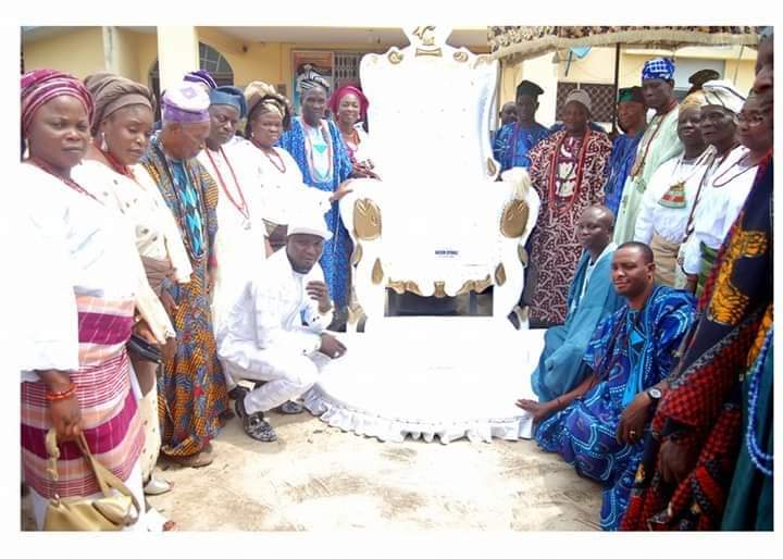 NURTW Boss, Asiri-Eniba Donates Royal Chair, Carpet To Ataoja Of Osogbo ...