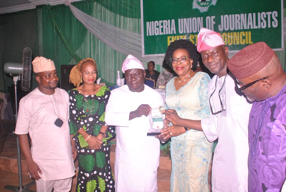 Baderinwa, Osun Former Commissioner Bags NUJ Award - OsunDefender