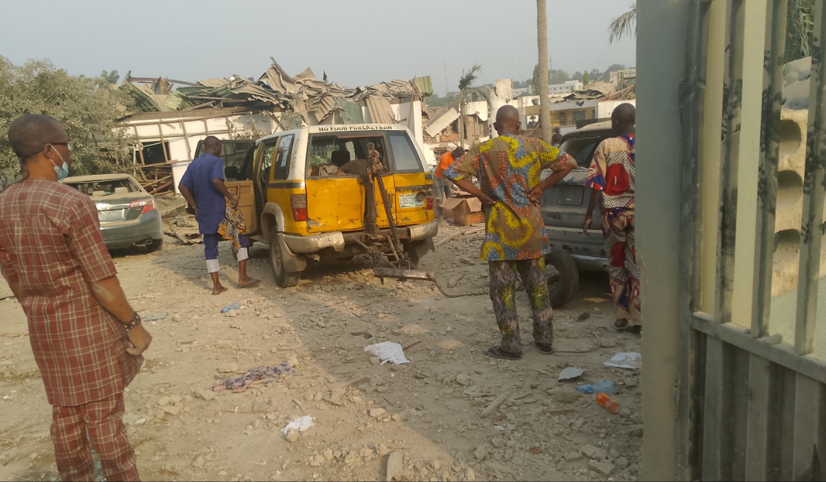 Ibadan Explosion: Residents Evacuate Belongings Off Scene Of Incident - OsunDefender